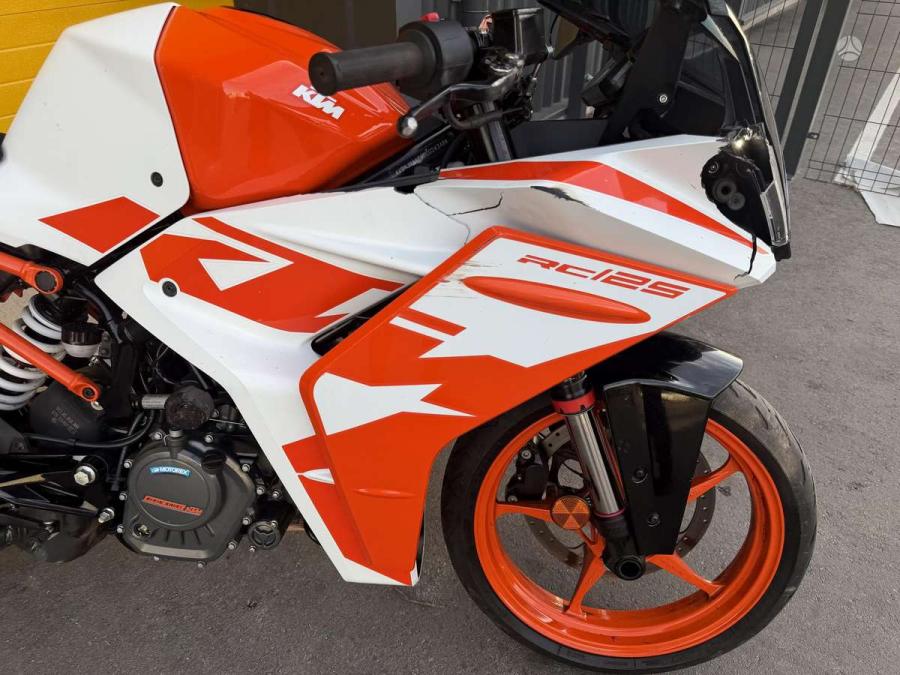 White KTM RC 2024 in Siauliai, with an engine capacity of 0.13 L and mileage of 16 thousand km for 2150 €, photo 10 on AUTOMOTO.COM.LV