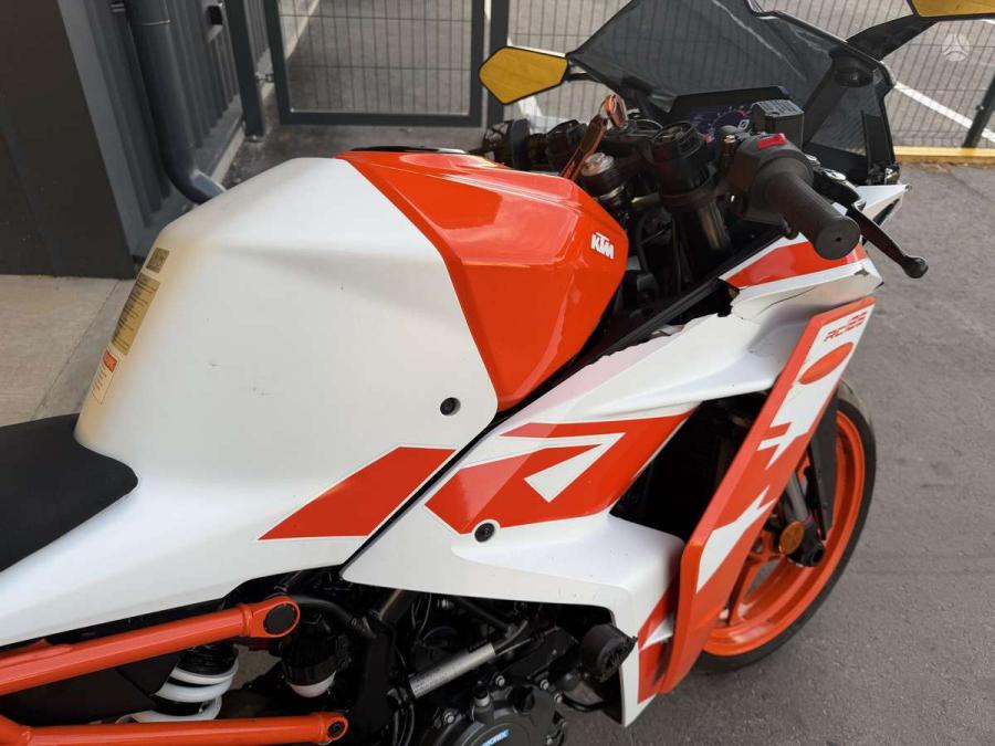White KTM RC 2024 in Siauliai, with an engine capacity of 0.13 L and mileage of 16 thousand km for 2150 €, photo 14 on AUTOMOTO.COM.LV