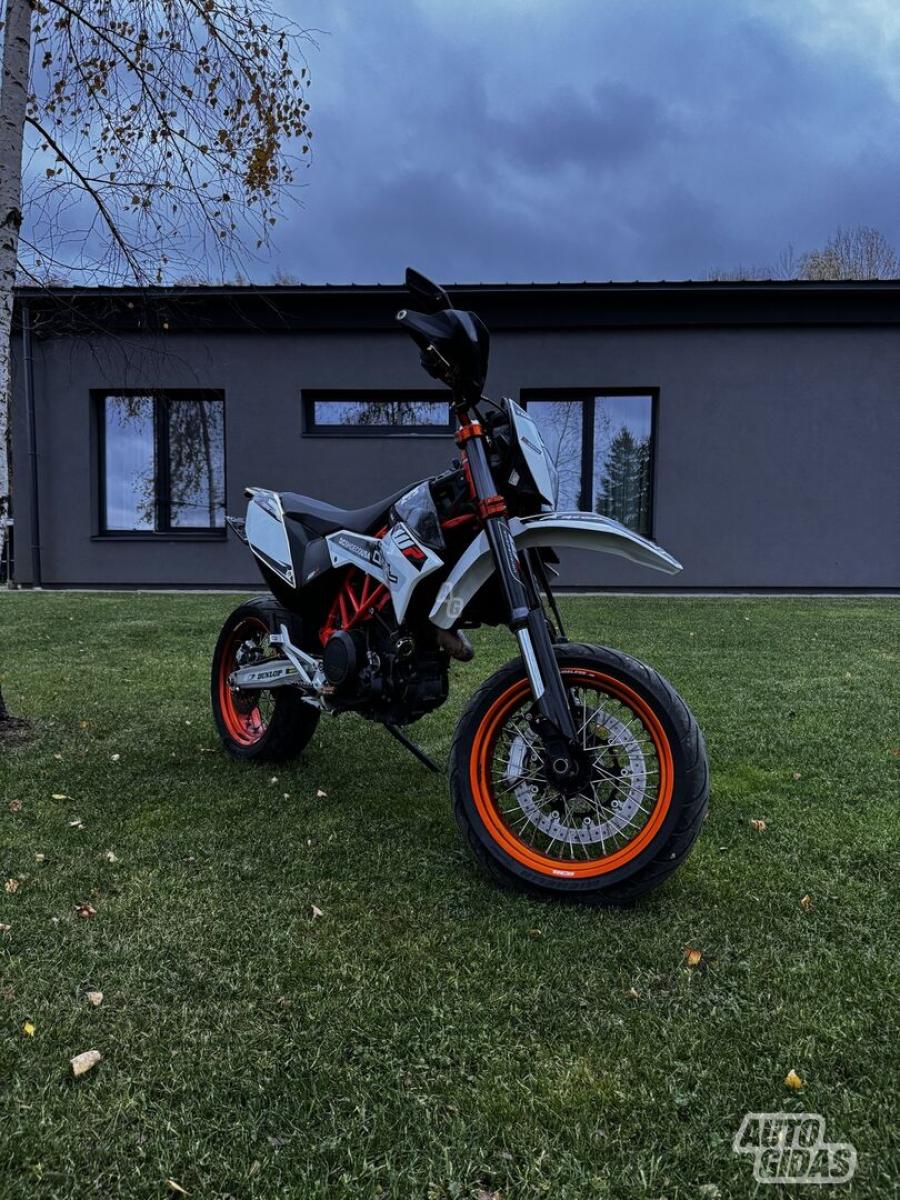 KTM SMC 2015 Viļņa, ar dzinēja tilpumu 0.69 L un nobraukumu 25 tūkst. km par 4650 €, foto 4 vietnē AUTOMOTO.COM.LV
