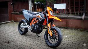KTM SMC 2022 Viļņa, ar dzinēja tilpumu 0.69 L un nobraukumu 6 tūkst. km par 8800 €, foto  vietnē AUTOMOTO.COM.LV