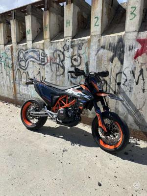 Oranžs KTM SMC 2020 Panevēža, ar dzinēja tilpumu 0.69 L un nobraukumu 18 tūkst. km par 6000 €, foto  vietnē AUTOMOTO.COM.LV