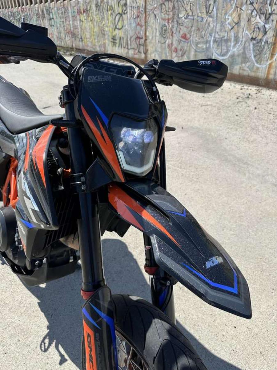 Oranžs KTM SMC 2020 Panevēža, ar dzinēja tilpumu 0.69 L un nobraukumu 18 tūkst. km par 6000 €, foto 14 vietnē AUTOMOTO.COM.LV