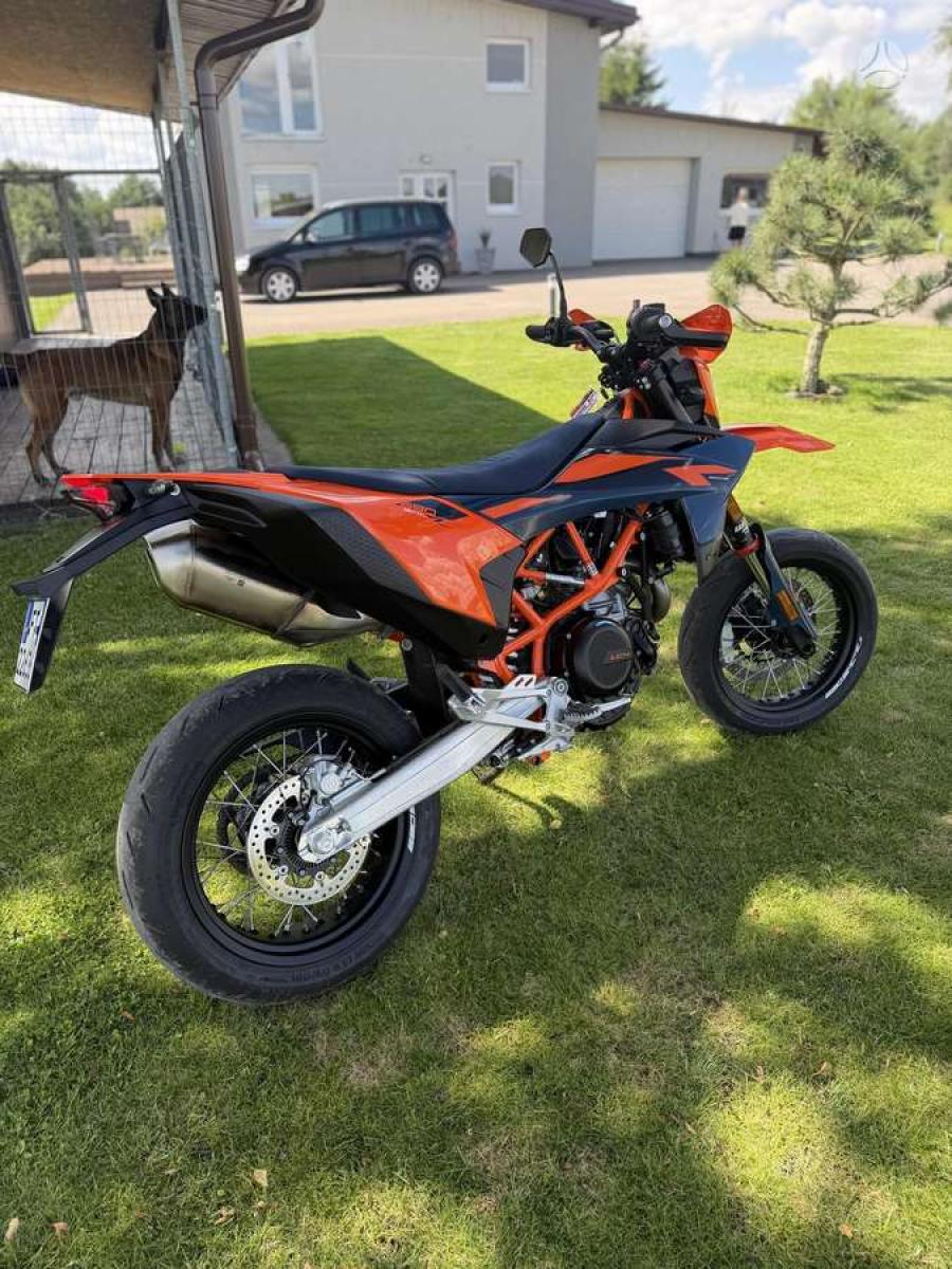 Orange KTM SMC 2026 in Kelme, with an engine capacity of 0.69 L and mileage of 0 thousand km for 7500 €, photo 4 on AUTOMOTO.COM.LV