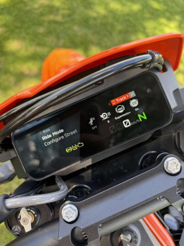 Orange KTM SMC 2026 in Kelme, with an engine capacity of 0.69 L and mileage of 0 thousand km for 7500 €, photo 9 on AUTOMOTO.COM.LV