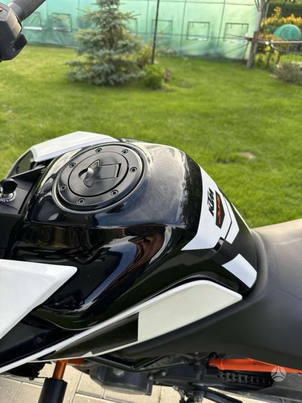 White KTM SMC 2019 in Panevezys, with an engine capacity of 0.13 L and mileage of 18 thousand km for 2100 €, photo 5 on AUTOMOTO.COM.LV