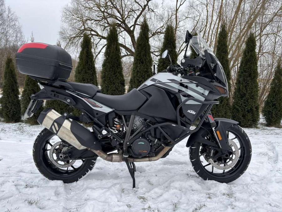 Black KTM Super Adventure 2020 in Elektrenai, with an engine capacity of 1.30 L and mileage of 105 thousand km for 7000 €, photo 1 on AUTOMOTO.COM.LV