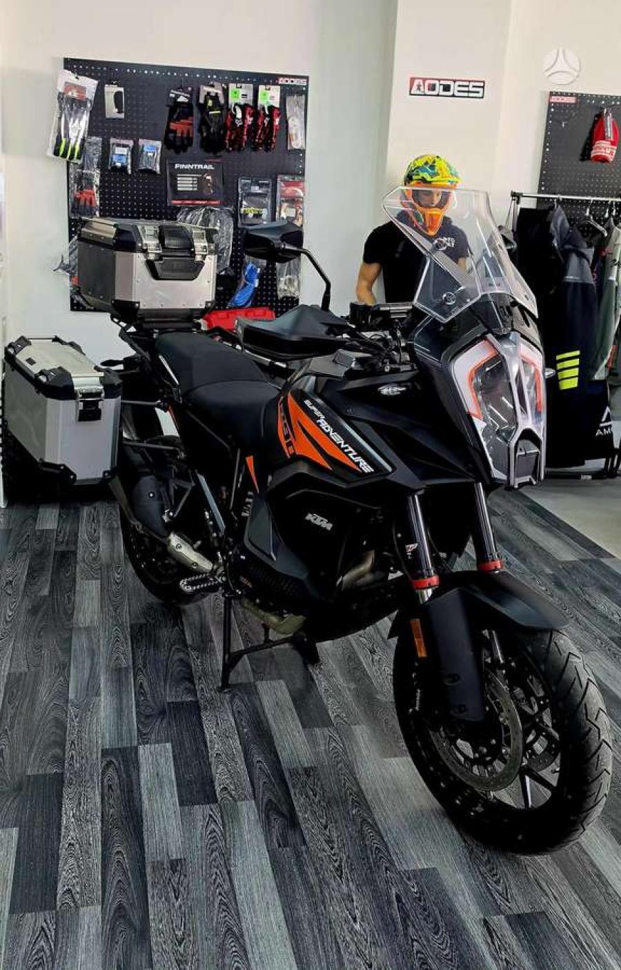 Black KTM Super Adventure 2022 in Taurage, with an engine capacity of 1.29 L and mileage of 25 thousand km for 13800 €, photo 3 on AUTOMOTO.COM.LV