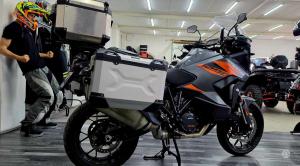 Black KTM Super Adventure 2022 in Taurage, with an engine capacity of 1.29 L and mileage of 25 thousand km for 13800 €, photo 7 on AUTOMOTO.COM.LV
