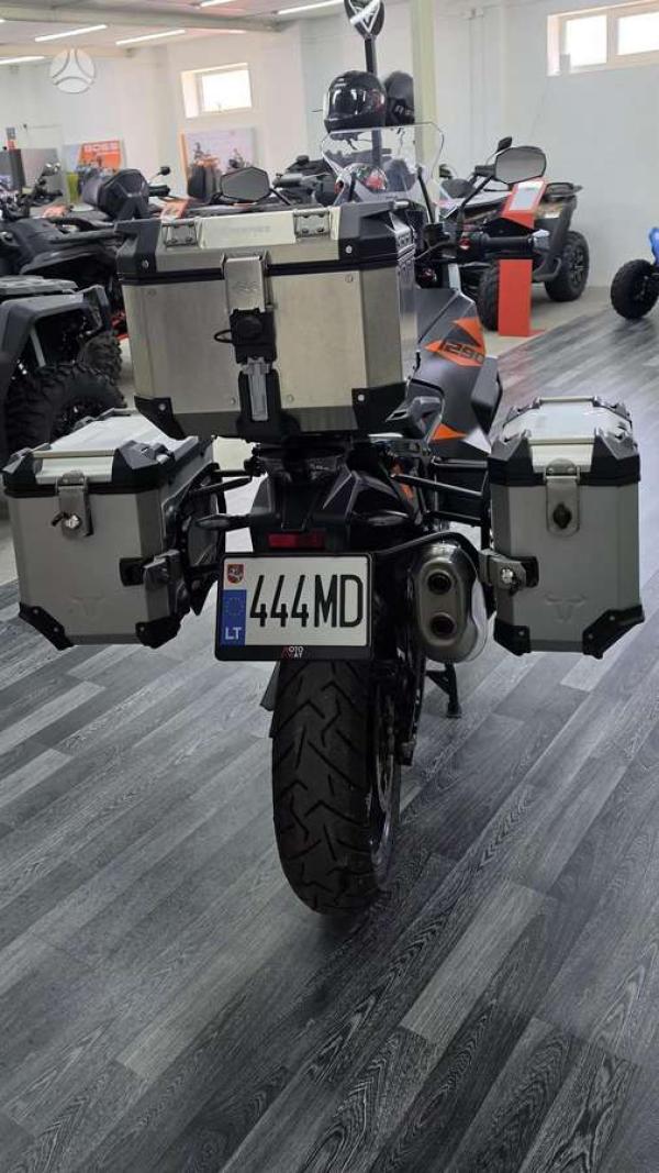 Black KTM Super Adventure 2022 in Taurage, with an engine capacity of 1.29 L and mileage of 25 thousand km for 13800 €, photo 7 on AUTOMOTO.COM.LV