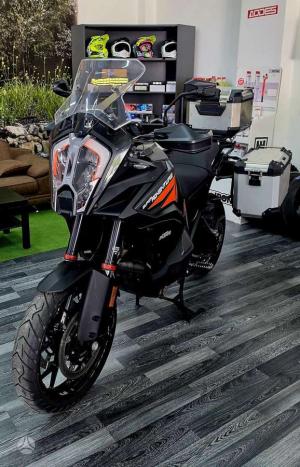 Melns KTM Super Adventure 2022 Tauragė, ar dzinēja tilpumu 1.29 L un nobraukumu 25 tūkst. km par 11990 €, foto  vietnē AUTOMOTO.COM.LV