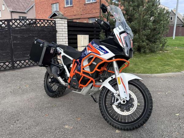 KTM Super Adventure 2021 in Siauliai on AUTOMOTO.COM.LV KTM Super Adventure 2021 in Siauliai, with an engine capacity of 1.30 L and mileage of 40 thousand km for 11990 €, photo 1 on AUTOMOTO.COM.LV