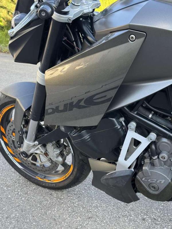 Black KTM Super Duke 2007 in Kaunas, with an engine capacity of 0.99 L and mileage of 25 thousand km for 3200 €, photo 7 on AUTOMOTO.COM.LV