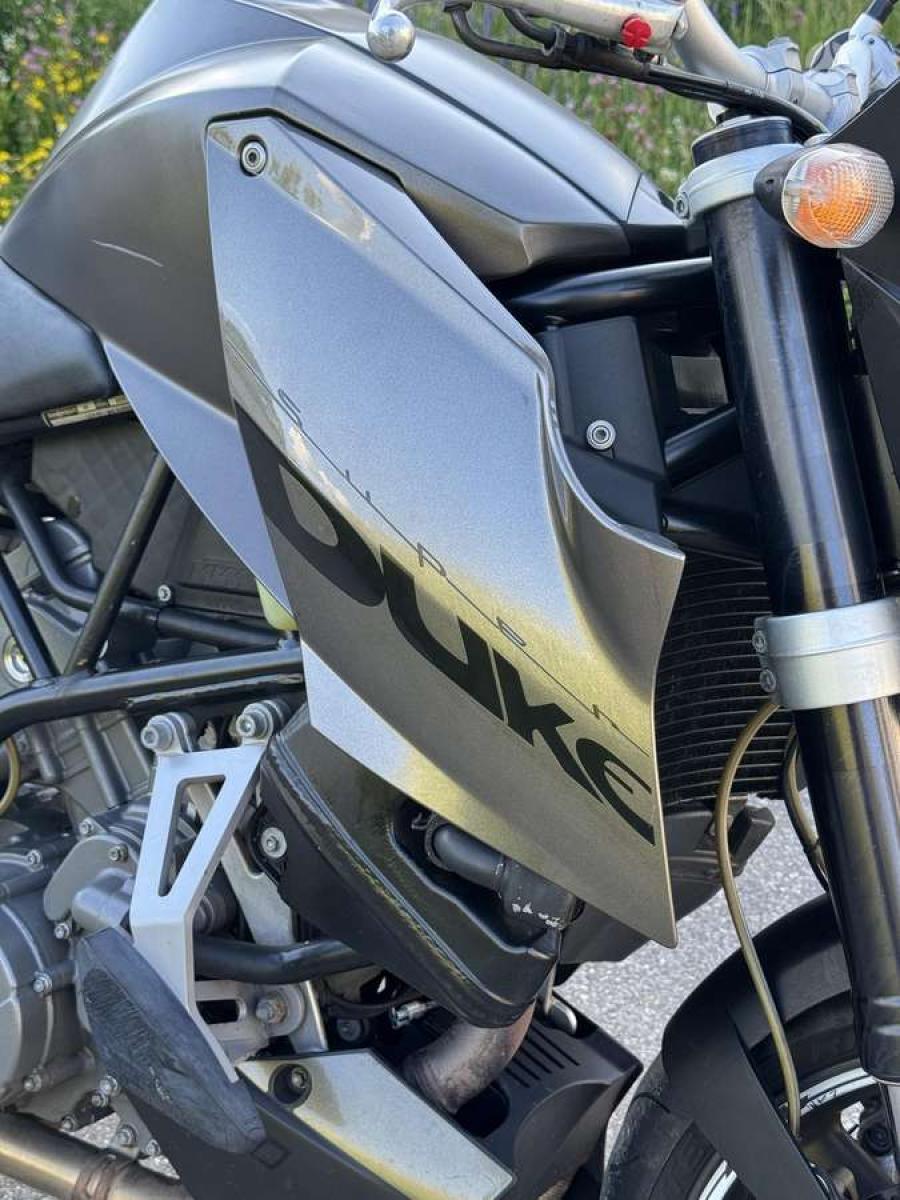 Black KTM Super Duke 2007 in Kaunas, with an engine capacity of 0.99 L and mileage of 25 thousand km for 3200 €, photo 11 on AUTOMOTO.COM.LV
