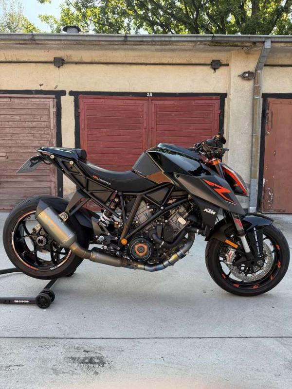 Black KTM Super Duke 2017 in Kaunas, with an engine capacity of 1.30 L and mileage of 19 thousand km for 8300 €, photo 1 on AUTOMOTO.COM.LV