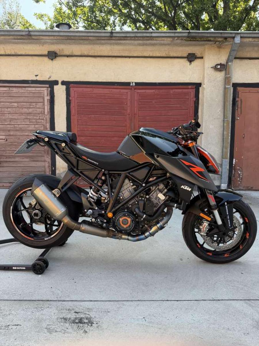 Melns KTM Super Duke 2017 Kauņa, ar dzinēja tilpumu 1.30 L un nobraukumu 19 tūkst. km par 8300 €, foto 1 vietnē AUTOMOTO.COM.LV