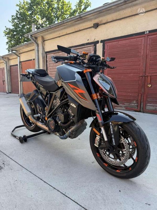 Black KTM Super Duke 2017 in Kaunas, with an engine capacity of 1.30 L and mileage of 19 thousand km for 8300 €, photo 2 on AUTOMOTO.COM.LV