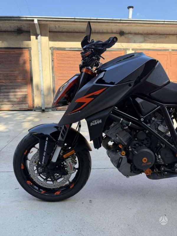 Black KTM Super Duke 2017 in Kaunas, with an engine capacity of 1.30 L and mileage of 19 thousand km for 8300 €, photo 3 on AUTOMOTO.COM.LV