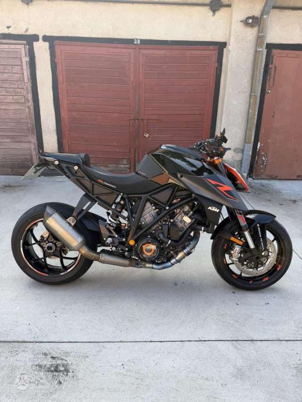 Black KTM Super Duke 2017 in Kaunas, with an engine capacity of 1.30 L and mileage of 19 thousand km for 8300 €, photo 6 on AUTOMOTO.COM.LV
