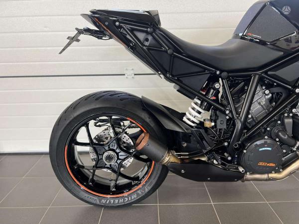 Black KTM Super Duke 2018 in Vilkaviskis, with an engine capacity of 1.30 L and mileage of 8 thousand km for 9000 €, photo 3 on AUTOMOTO.COM.LV