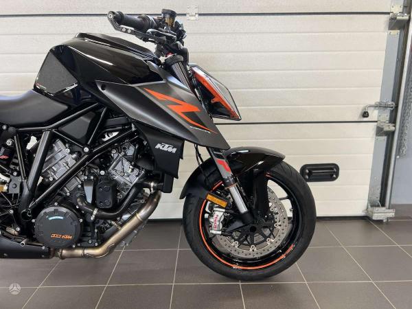 Black KTM Super Duke 2018 in Vilkaviskis, with an engine capacity of 1.30 L and mileage of 8 thousand km for 9000 €, photo 4 on AUTOMOTO.COM.LV