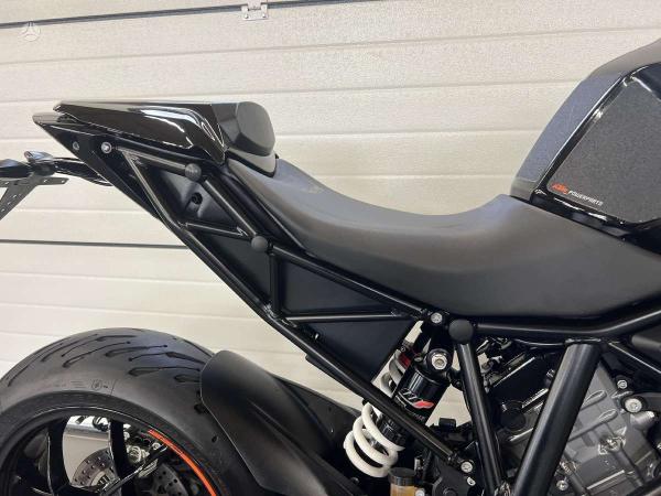 Black KTM Super Duke 2018 in Vilkaviskis, with an engine capacity of 1.30 L and mileage of 8 thousand km for 9000 €, photo 5 on AUTOMOTO.COM.LV