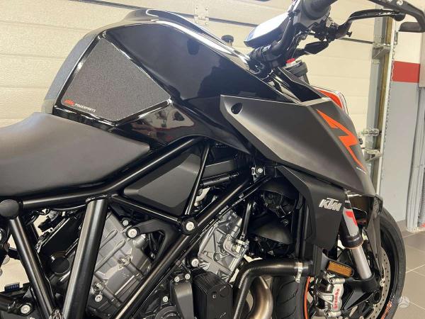 Black KTM Super Duke 2018 in Vilkaviskis, with an engine capacity of 1.30 L and mileage of 8 thousand km for 9000 €, photo 6 on AUTOMOTO.COM.LV