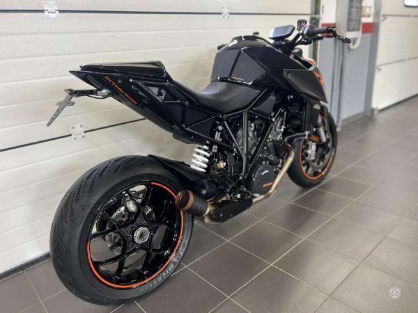 Black KTM Super Duke 2018 in Vilkaviskis, with an engine capacity of 1.30 L and mileage of 8 thousand km for 9000 €, photo 9 on AUTOMOTO.COM.LV