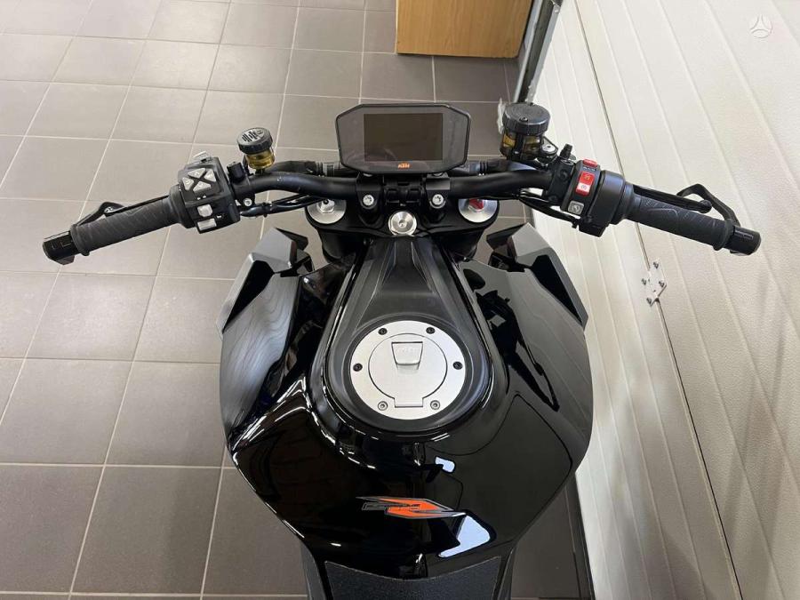 Melns KTM Super Duke 2018 Vilkaviškis, ar dzinēja tilpumu 1.30 L un nobraukumu 8 tūkst. km par 9000 €, foto 27 vietnē AUTOMOTO.COM.LV