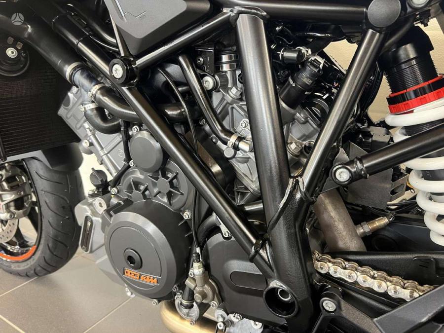 Melns KTM Super Duke 2018 Vilkaviškis, ar dzinēja tilpumu 1.30 L un nobraukumu 8 tūkst. km par 9000 €, foto 34 vietnē AUTOMOTO.COM.LV