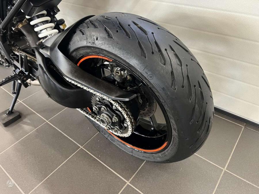 Melns KTM Super Duke 2018 Vilkaviškis, ar dzinēja tilpumu 1.30 L un nobraukumu 8 tūkst. km par 9000 €, foto 36 vietnē AUTOMOTO.COM.LV