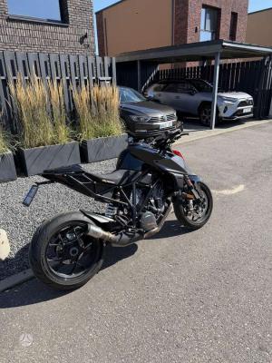 Melns KTM Super Duke 2018 Viļņa, ar dzinēja tilpumu 1.30 L un nobraukumu 26 tūkst. km par 9000 €, foto  vietnē AUTOMOTO.COM.LV