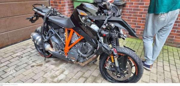 Orange KTM Super Duke 2019 in Vilnius, with an engine capacity of 1.30 L and mileage of 33 thousand km for 2800 €, photo 2 on AUTOMOTO.COM.LV
