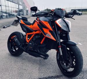 Oranžs KTM Super Duke 2021 Panevēža, ar dzinēja tilpumu 1.29 L un nobraukumu 29 tūkst. km par 11000 €, foto  vietnē AUTOMOTO.COM.LV