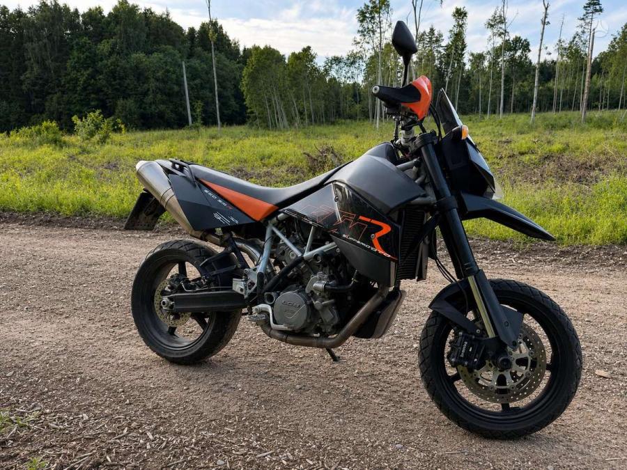 Черный КТМ Supermoto 2006 в Мажейкяй, объемом двигателя 0.95 л и пробегом 35 тыс. км за 4200 €, фото 1 на AUTOMOTO.COM.LV