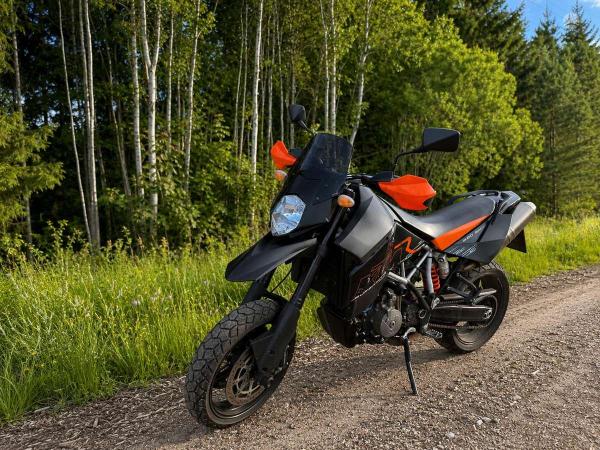 Melns KTM Supermoto 2006 Mažeikiai, ar dzinēja tilpumu 0.95 L un nobraukumu 35 tūkst. km par 4200 €, foto 2 vietnē AUTOMOTO.COM.LV