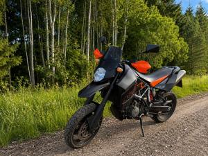 Черный КТМ Supermoto 2006 в Мажейкяй, объемом двигателя 0.95 л и пробегом 35 тыс. км за 4200 €, фото 3 на AUTOMOTO.COM.LV