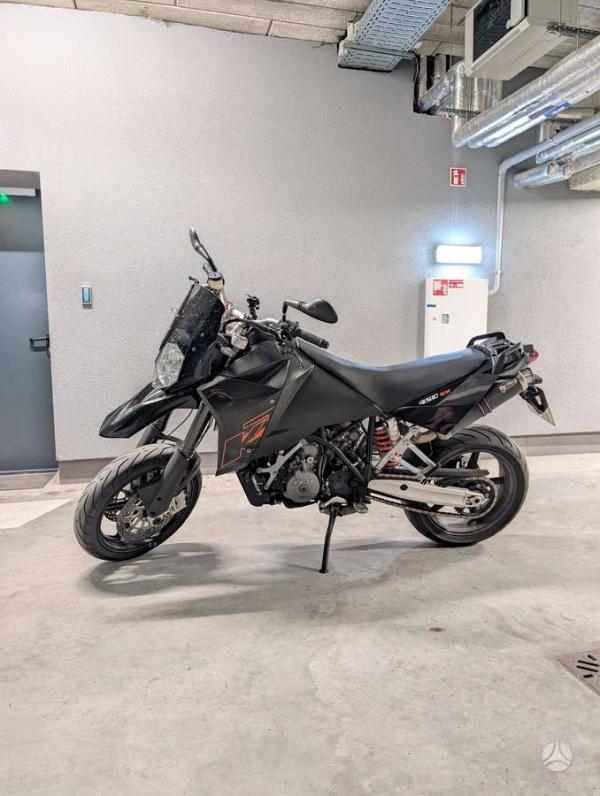 Black KTM Supermoto 2006 in Vilnius, with an engine capacity of 0.95 L and mileage of 35 thousand km for 3800 €, photo 1 on AUTOMOTO.COM.LV