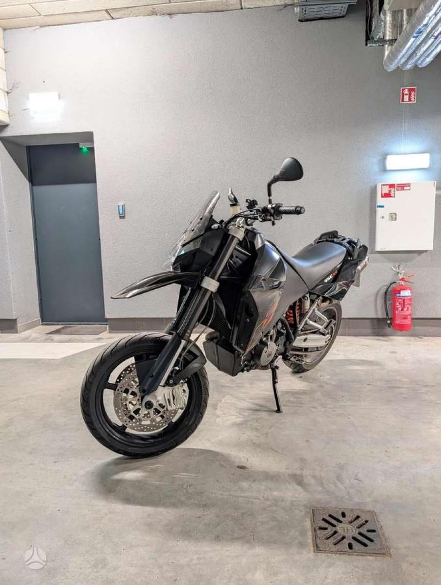 Black KTM Supermoto 2006 in Vilnius, with an engine capacity of 0.95 L and mileage of 35 thousand km for 3800 €, photo 3 on AUTOMOTO.COM.LV