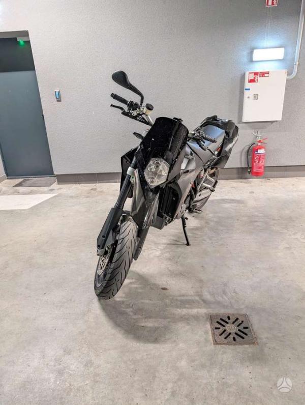 Black KTM Supermoto 2006 in Vilnius, with an engine capacity of 0.95 L and mileage of 35 thousand km for 3800 €, photo 3 on AUTOMOTO.COM.LV