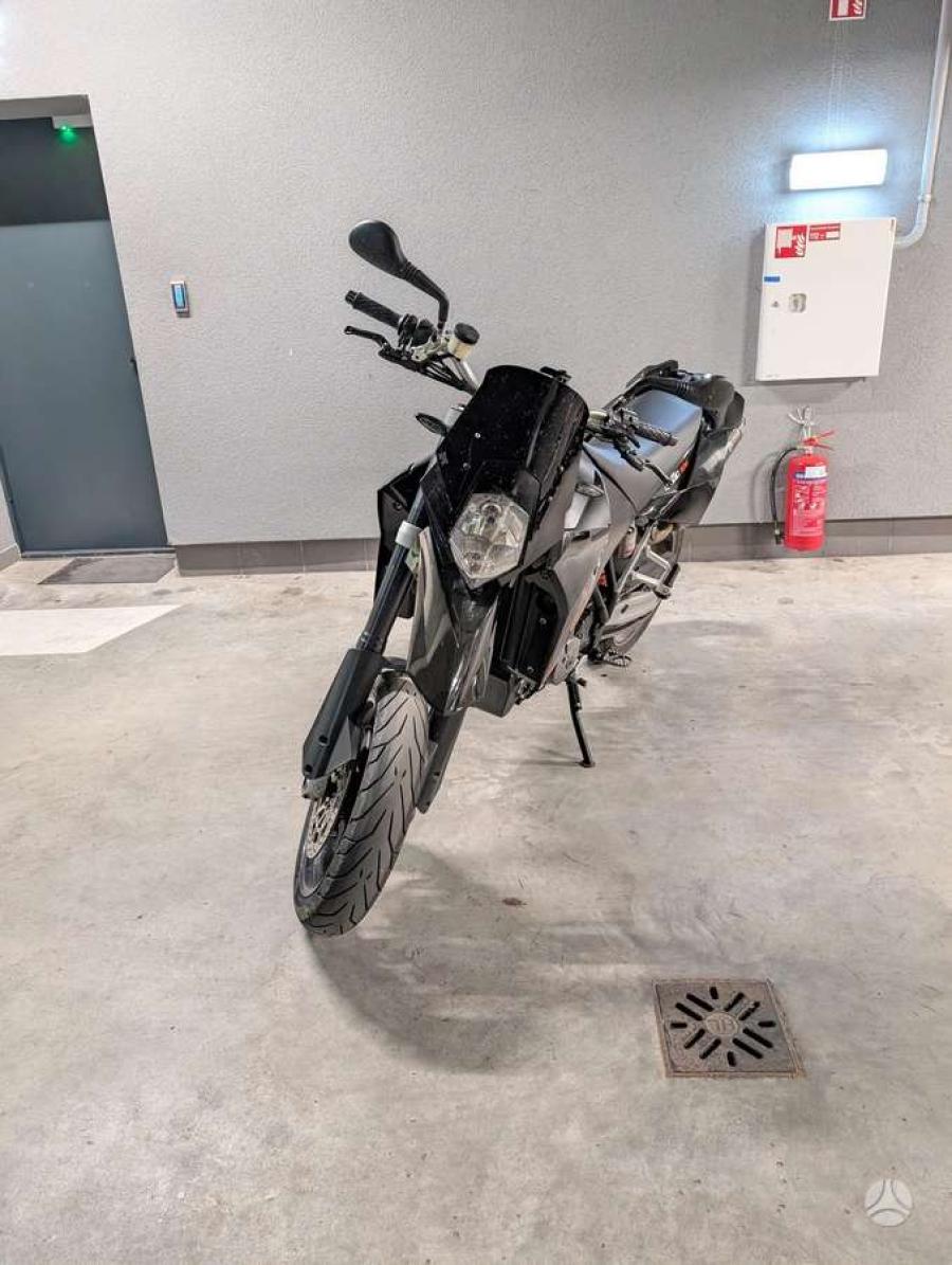 Black KTM Supermoto 2006 in Vilnius, with an engine capacity of 0.95 L and mileage of 35 thousand km for 3800 €, photo 4 on AUTOMOTO.COM.LV