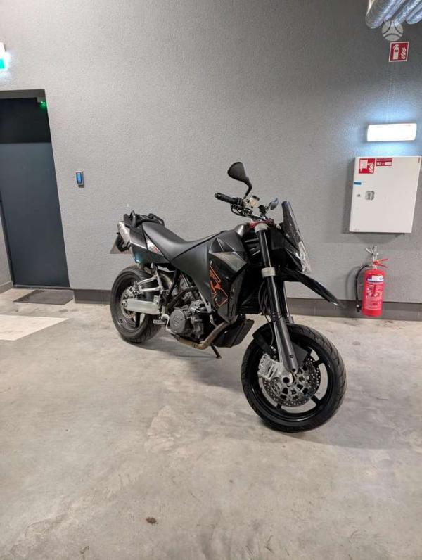 Black KTM Supermoto 2006 in Vilnius, with an engine capacity of 0.95 L and mileage of 35 thousand km for 3800 €, photo 4 on AUTOMOTO.COM.LV
