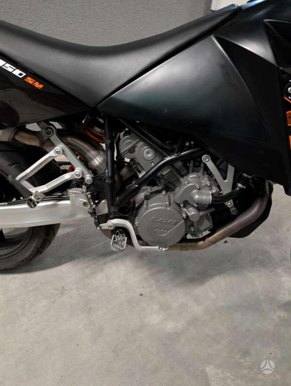 Black KTM Supermoto 2006 in Vilnius, with an engine capacity of 0.95 L and mileage of 35 thousand km for 3800 €, photo 5 on AUTOMOTO.COM.LV