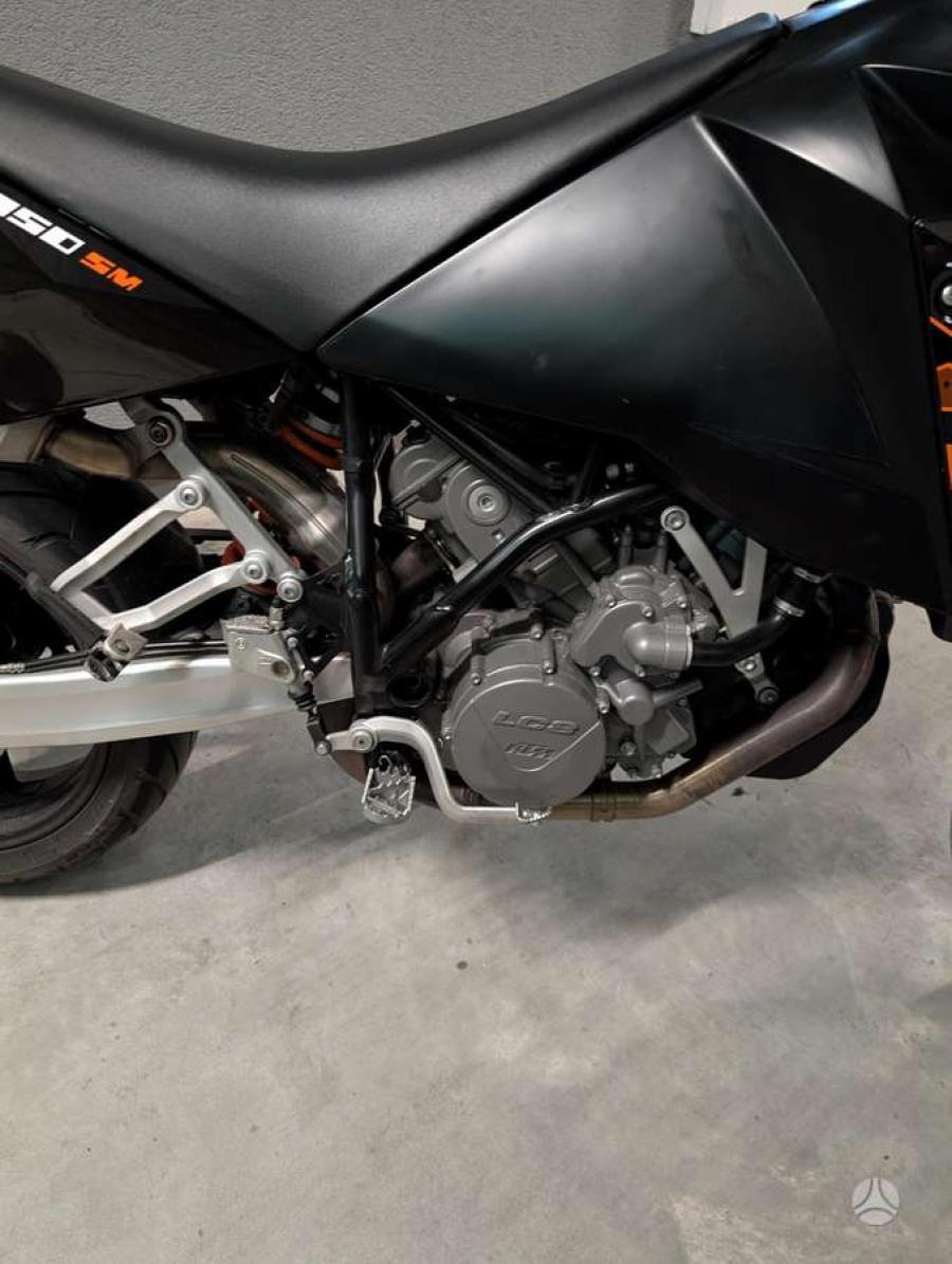 Black KTM Supermoto 2006 in Vilnius, with an engine capacity of 0.95 L and mileage of 35 thousand km for 3800 €, photo 6 on AUTOMOTO.COM.LV