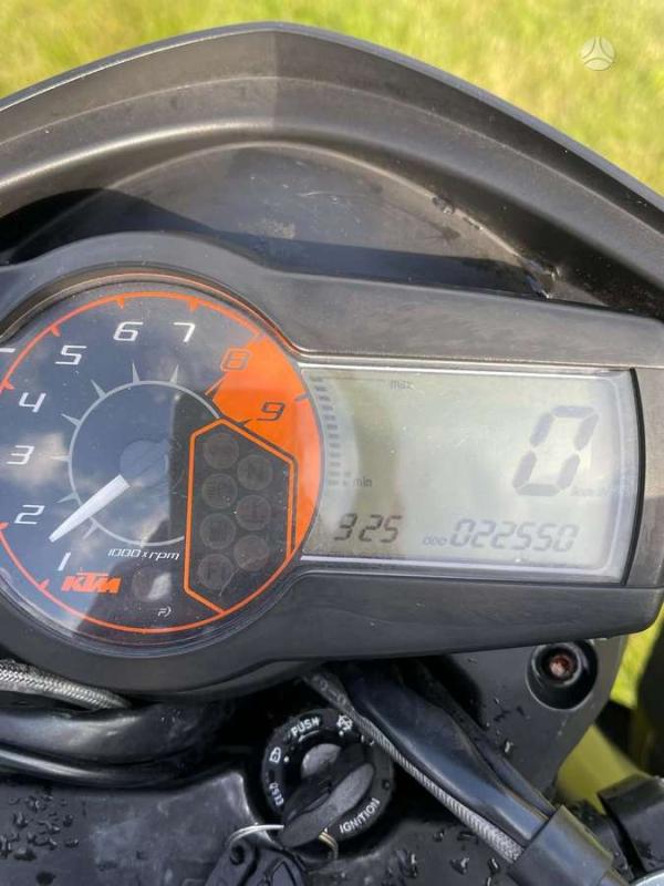 Black KTM Supermoto 2008 in Kaunas, with an engine capacity of 0.69 L and mileage of 23 thousand km for 3850 €, photo 5 on AUTOMOTO.COM.LV