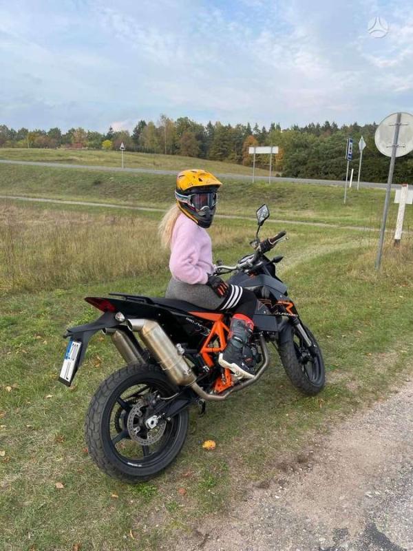 Black KTM Supermoto 2008 in Kaunas, with an engine capacity of 0.69 L and mileage of 23 thousand km for 3850 €, photo 8 on AUTOMOTO.COM.LV