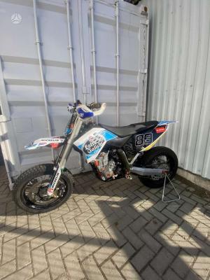 White KTM Supermoto 2010 in Panevezys, with an engine capacity of 0.45 L and mileage of 0 thousand km for 4300 €, photo  on AUTOMOTO.COM.LV