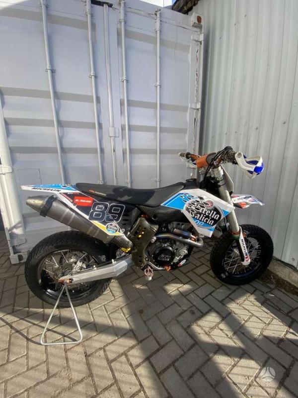 White KTM Supermoto 2010 in Panevezys, with an engine capacity of 0.45 L and mileage of 0 thousand km for 4300 €, photo 2 on AUTOMOTO.COM.LV