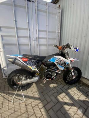 White KTM Supermoto 2010 in Panevezys, with an engine capacity of 0.45 L and mileage of 0 thousand km for 4300 €, photo 3 on AUTOMOTO.COM.LV