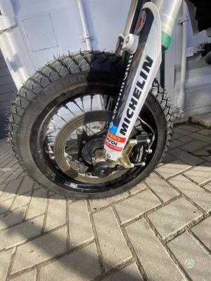 White KTM Supermoto 2010 in Panevezys, with an engine capacity of 0.45 L and mileage of 0 thousand km for 4300 €, photo 5 on AUTOMOTO.COM.LV