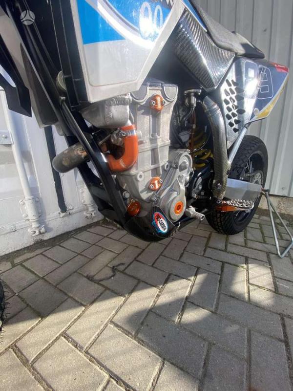 White KTM Supermoto 2010 in Panevezys, with an engine capacity of 0.45 L and mileage of 0 thousand km for 4300 €, photo 5 on AUTOMOTO.COM.LV